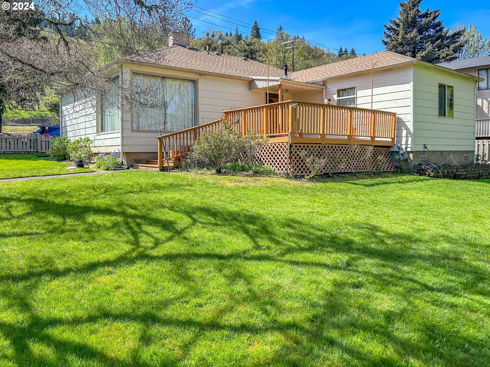 1695 SE IVY DR, Roseburg, 97470